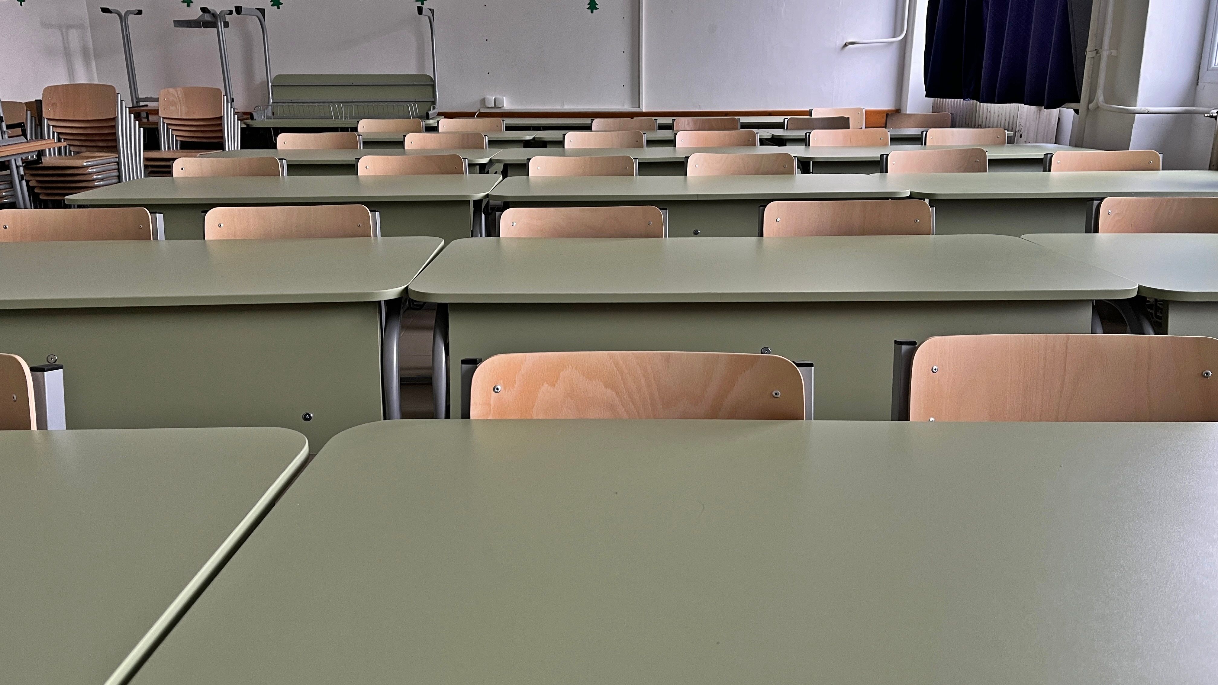 Megérkeztek az új padok, székek, laptopok | Hírek | Kiskunhalasi ...